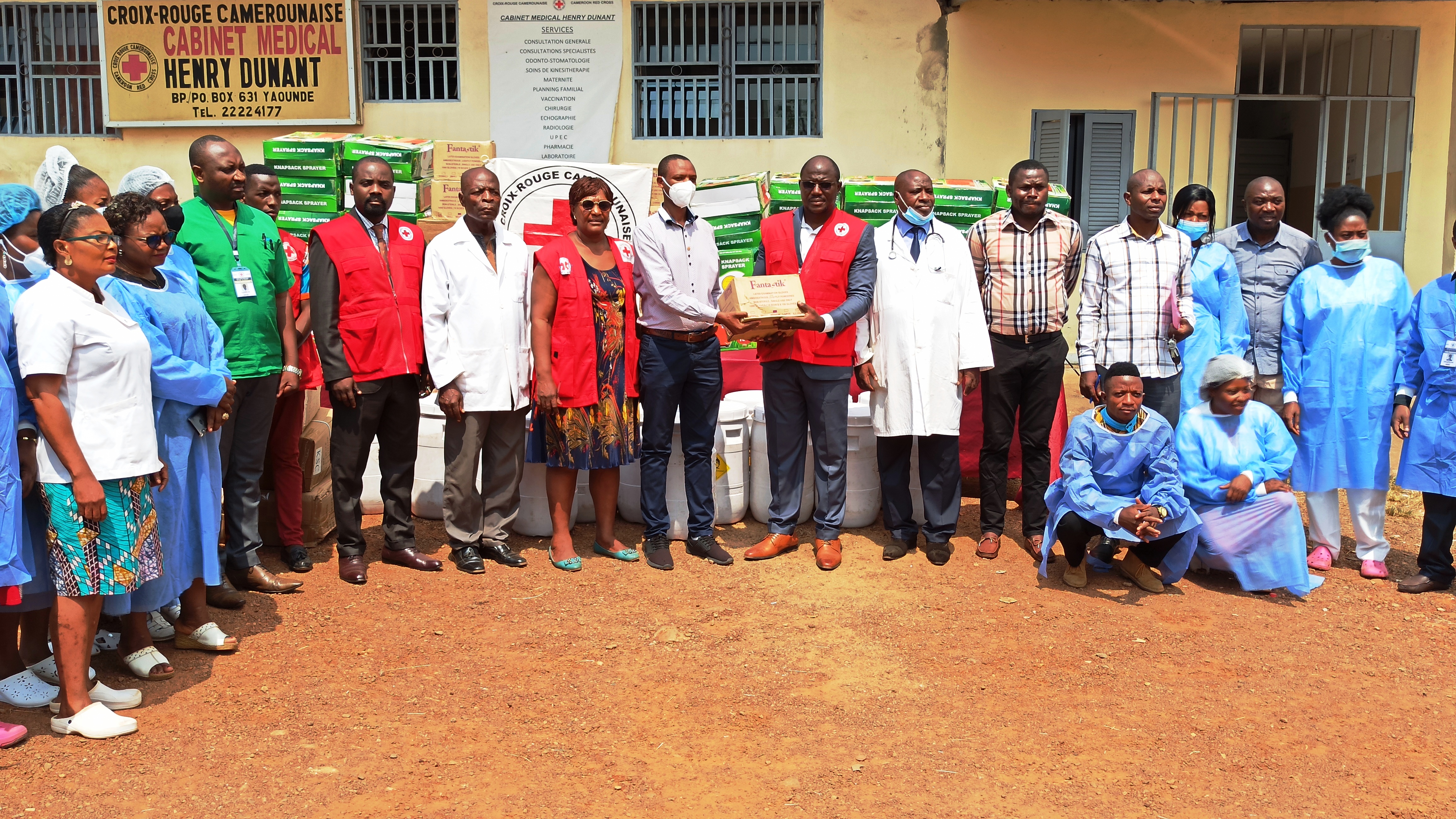 Riposte à la Covid-19 - La Croix Rouge Camerounaise offre des dons aux ...
